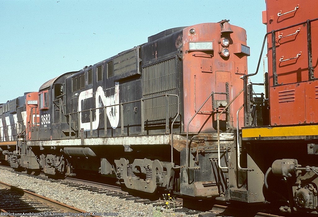CN RS18 3682